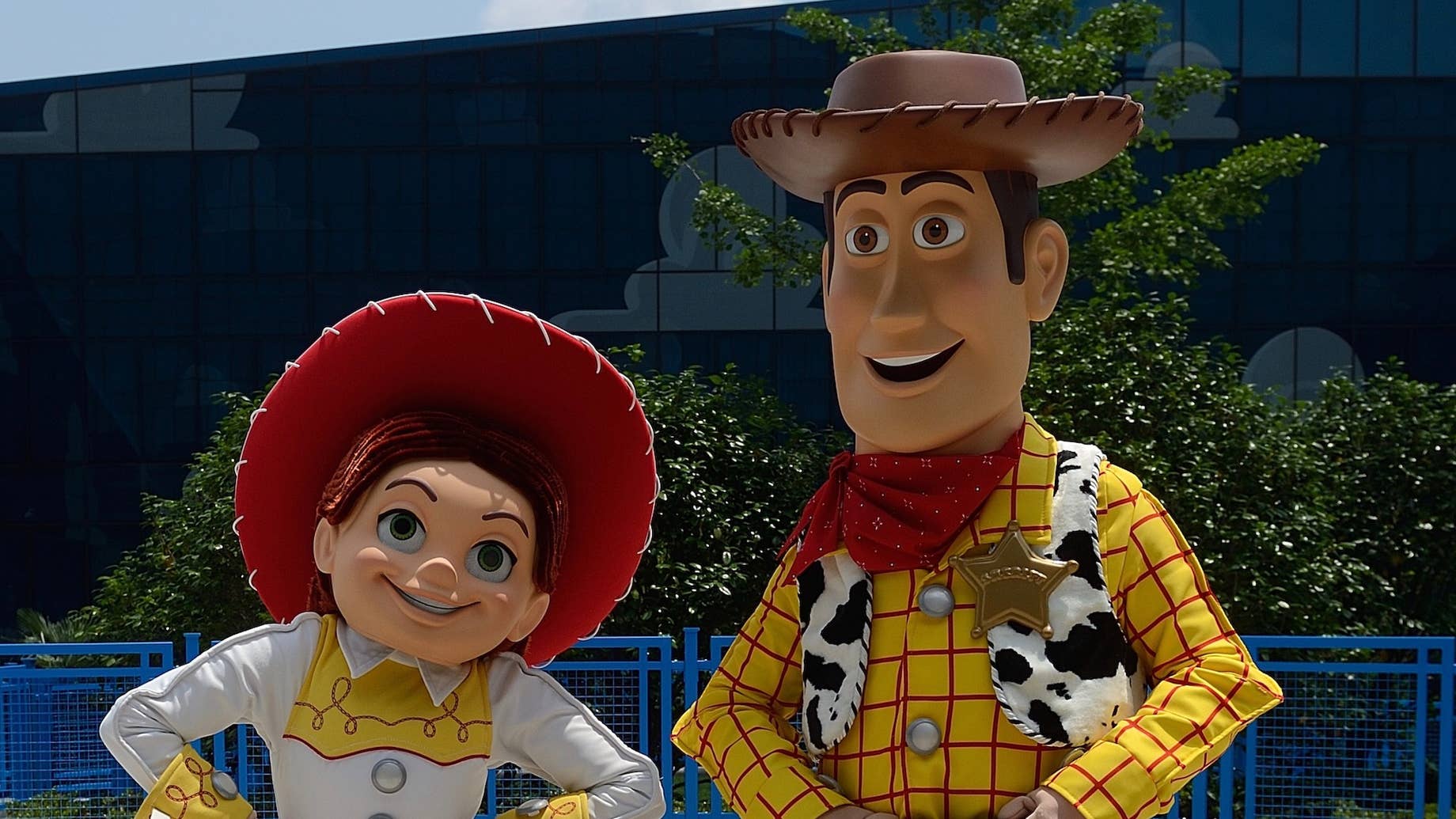 People React to Disney World Video of Woody Making Sure Jessie Shows ...
