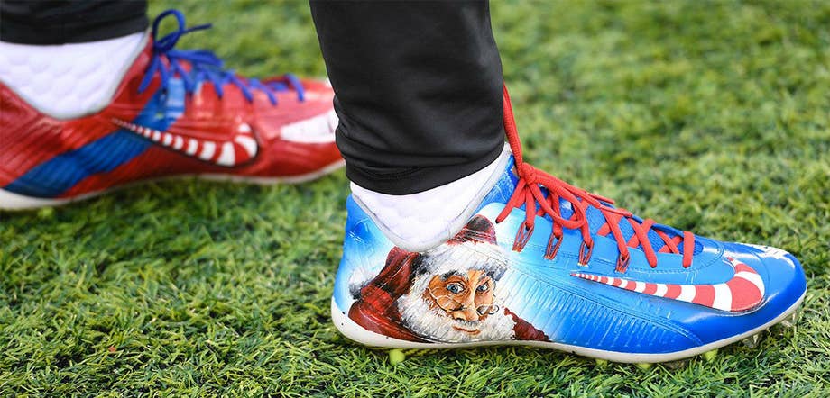 #SoleWatch: Victor Cruz Wears "Merry Cruzmas" Cleats | Complex