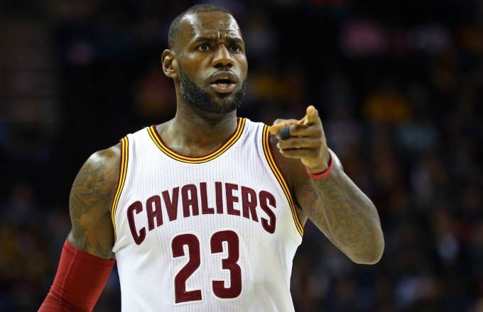 LeBron James Actually Picks Up His Teammates Laundry In the Cavs ...