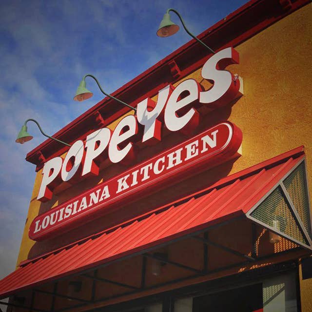 Video Captures 2 Couples Fighting at Popeyes Drive-Thru | Complex