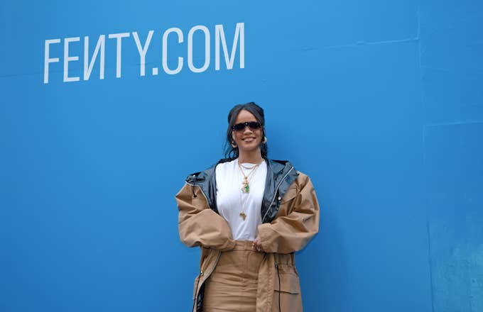 Rihanna Gives SZA a Fenty Beauty Gift Card After Sephora Profiling ...