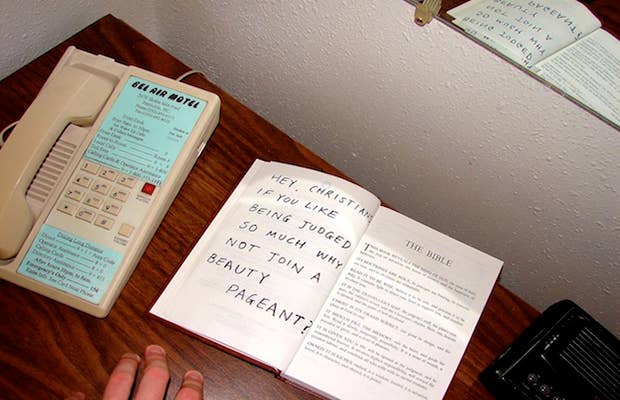 Comedian David Bussell Leaves Behind Quirky Messages in Hotel Rooms ...