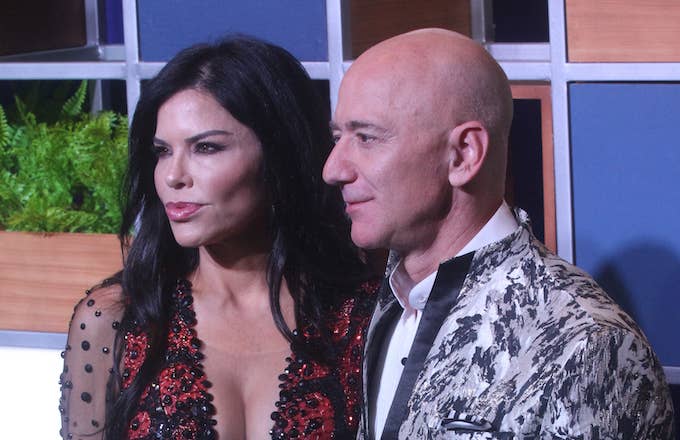 Feds Say Jeff Bezos' Girlfriend Sent Intimate Photos of Amazon CEO to ...