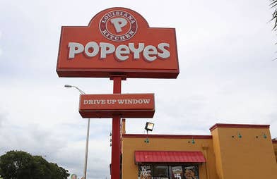 Group Armed With Gun Demand Chicken Sandwiches at Popeyes After Being ...