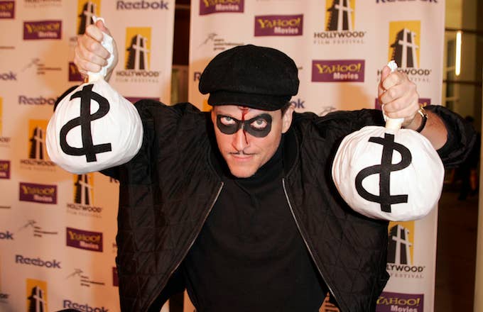 Bank Teller Tricks Robber Into Handing Over His Driver's License | Complex