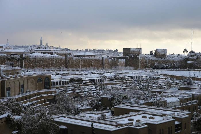 32 Incredible Pictures Of A Rare Snowstorm In Jerusalem