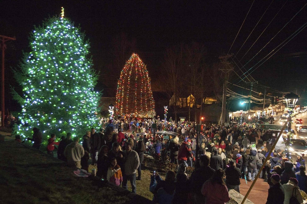 23 Pictures Of The One-Year Anniversary Of Sandy Hook