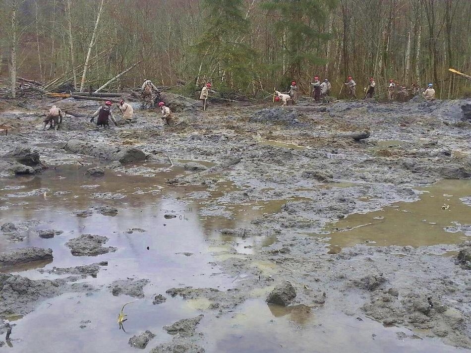30 Heartbreaking Photos From The Aftermath Of The Washington Mudslide