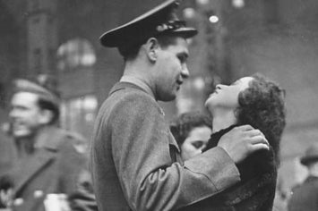 18 WWII-Era Photos To Make You Believe In Love