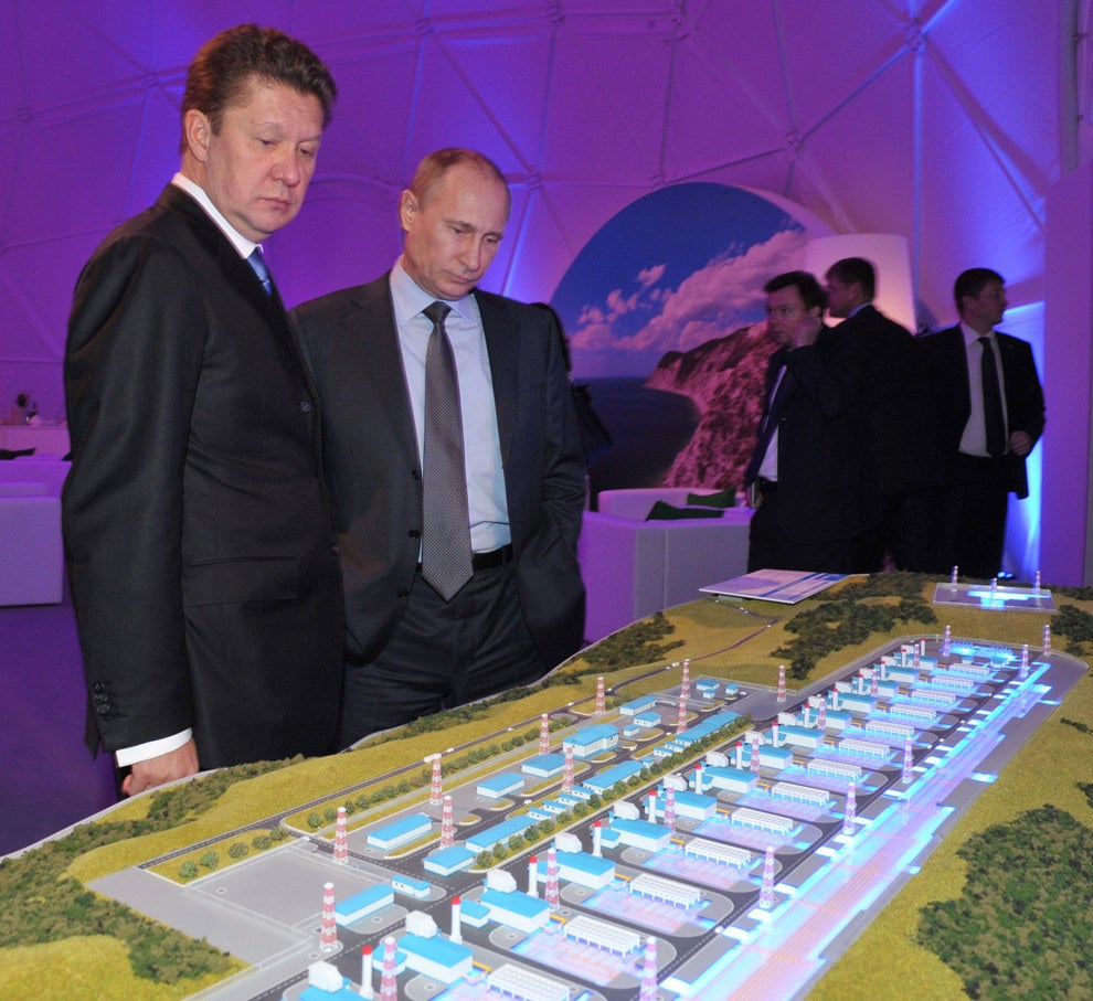 48 Photos Of Vladimir Putin Looking At Things