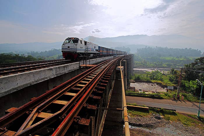 10 Of The Most Amazing Train Routes Across The World
