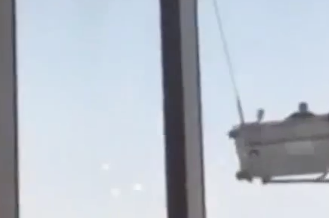 Watch This Jaw-Dropping Video Of Window Washers Caught In A Very Scary ...