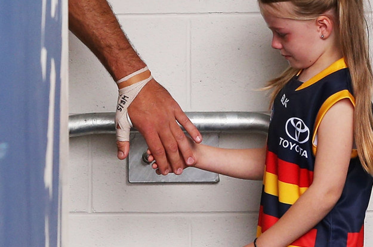This Australian Football Player Comforted A Crying Fan And It’s Adorable