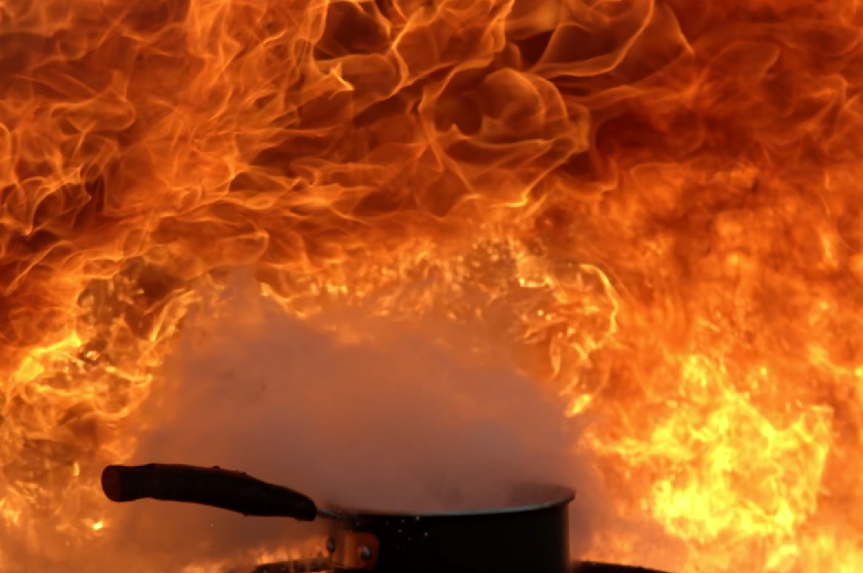 Watch What Happens To A Grease Fire When You Put It Out With Water In ...