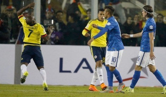 Los mejores memes de Armero saltando tras el pelotazo de Neymar