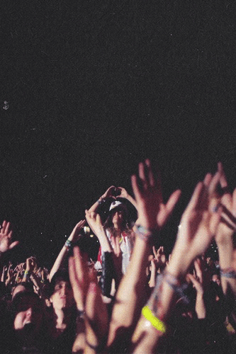 15 Sights No One Forgets From Their First Concert