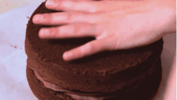 18 Cake GIFs That'll Make You Moist