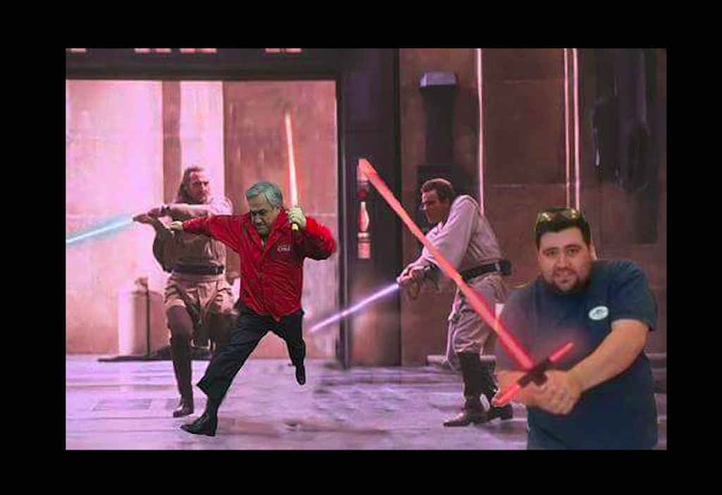 Él pidió que le agregaran un sable láser con Photoshop y lo ...