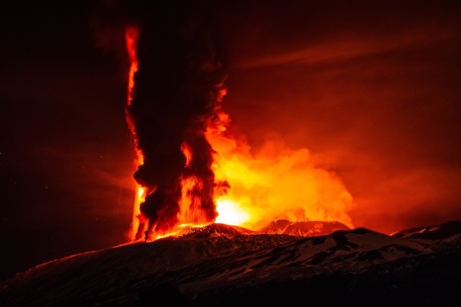 You Need To See This "Dirty Thunderstorm" Over Mount Etna