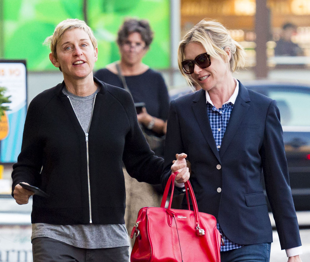 This Woman Realizing Ellen DeGeneres Is Walking In Front Of Her Is ...