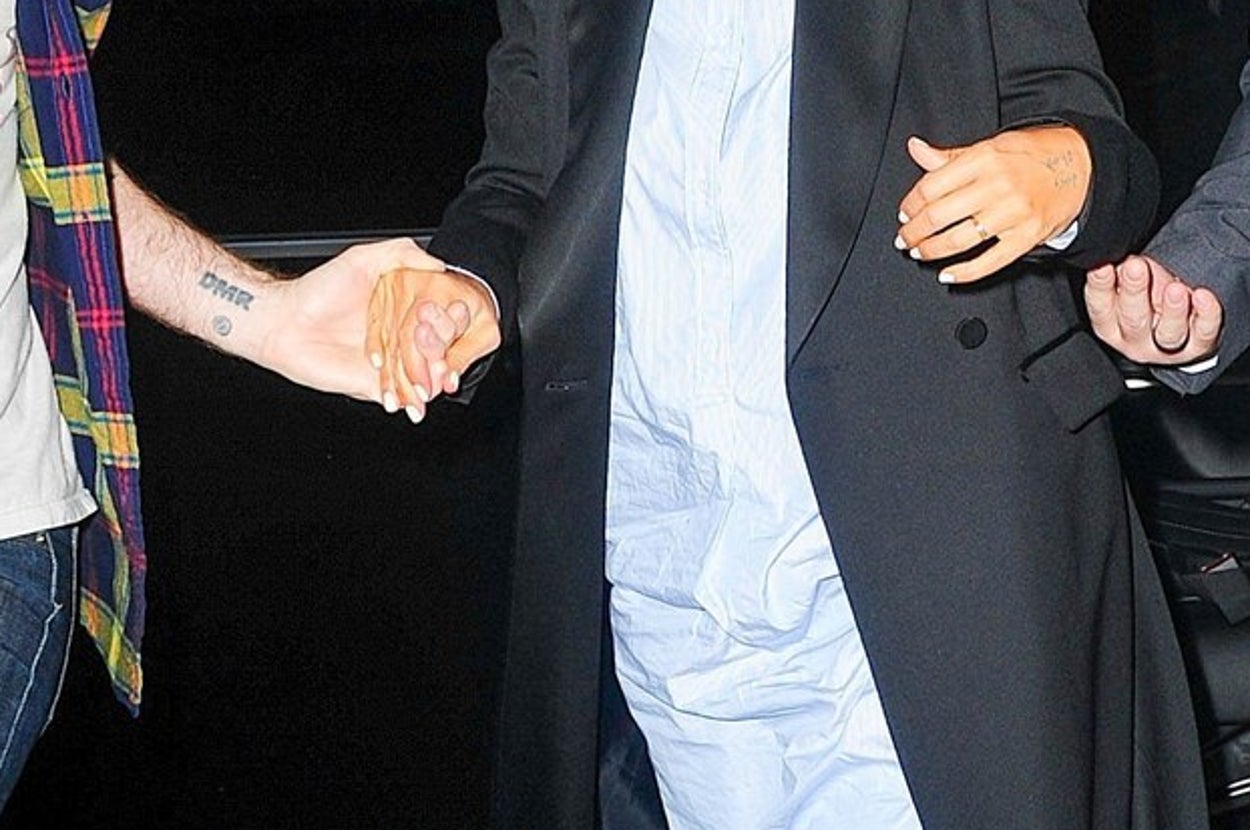 6 Photos of Sia Being Guided Out Of Her Car