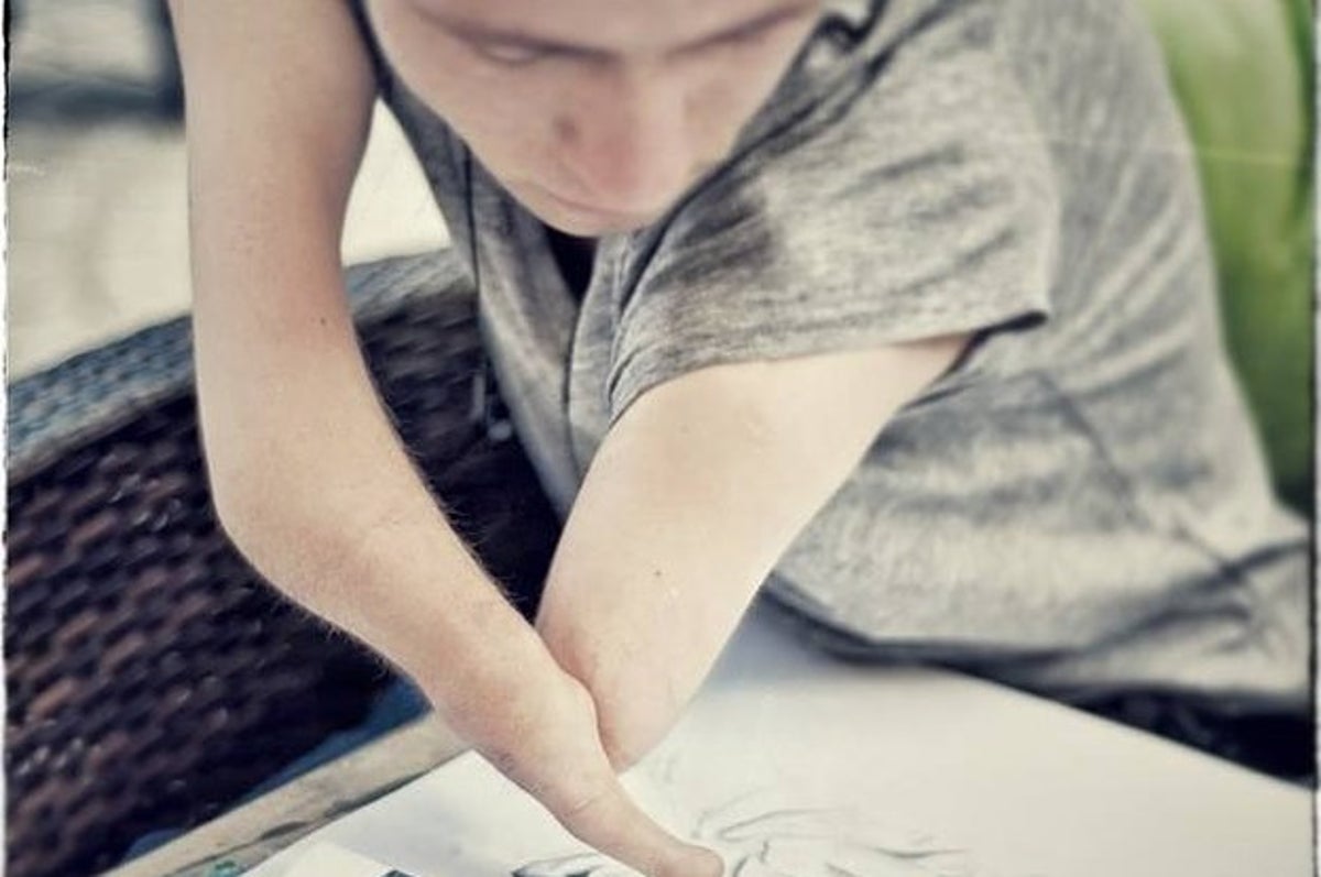 This Artist Was Born Without Hands And Draws The Most Stunning ...