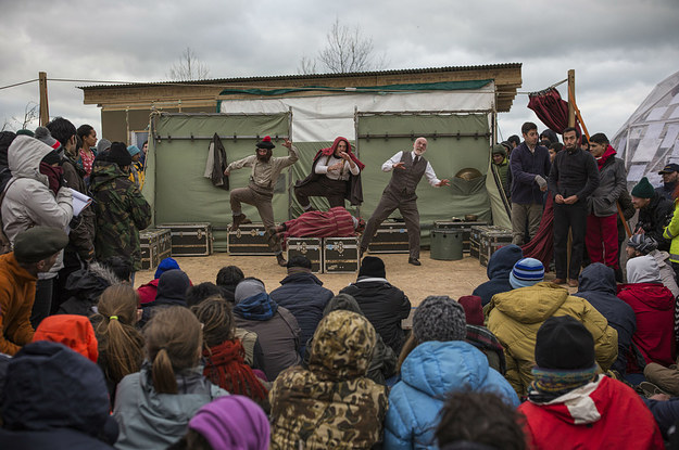 Shakespearean Actors Performed "Hamlet" For Refugees In Calais