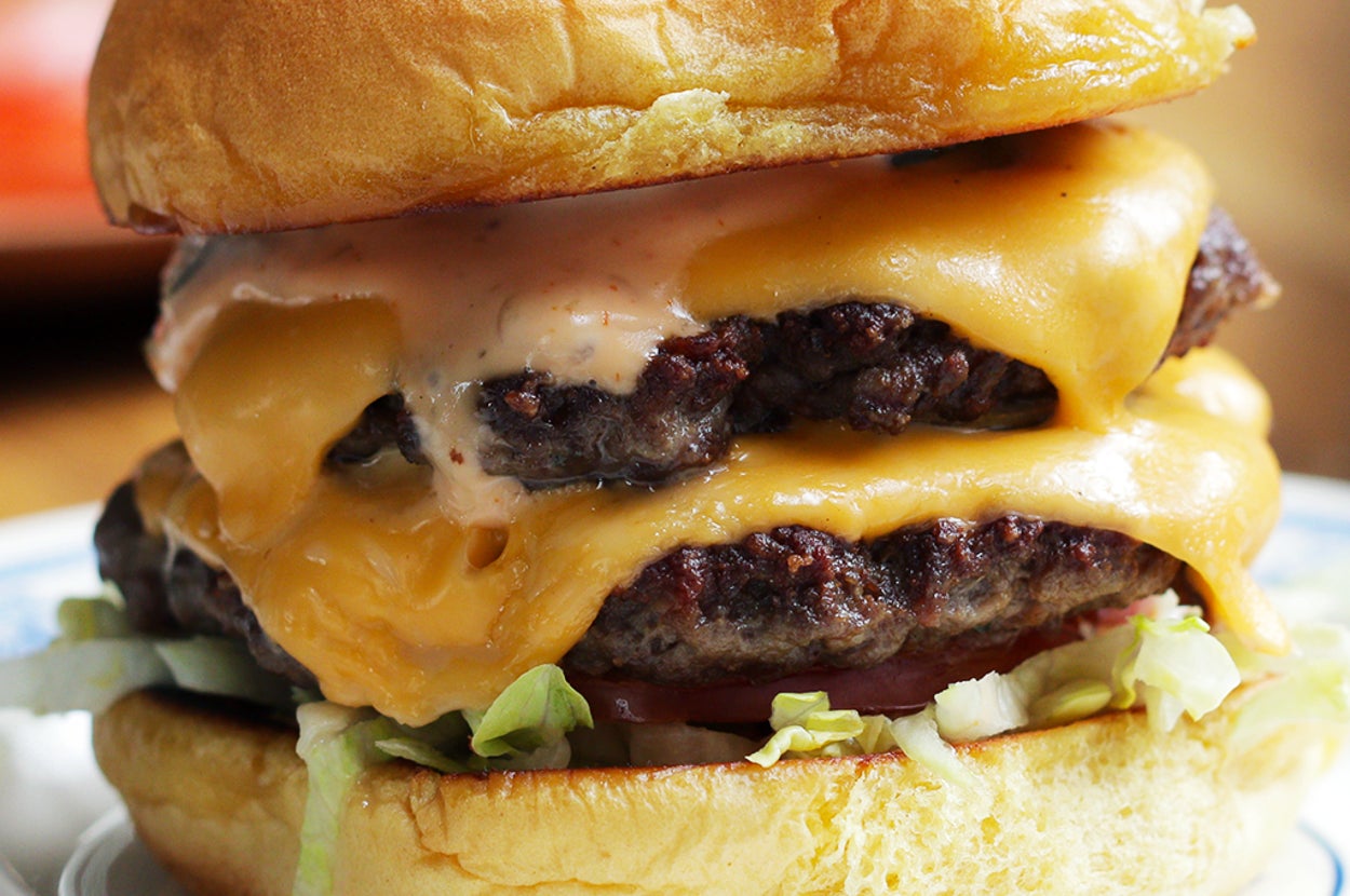 You’re Going To Fall In Love With This Insanely Flavorful Cheeseburger