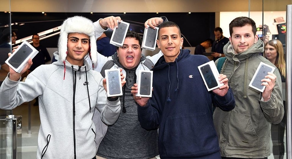 17 Pictures Of Men And Their New iPhones