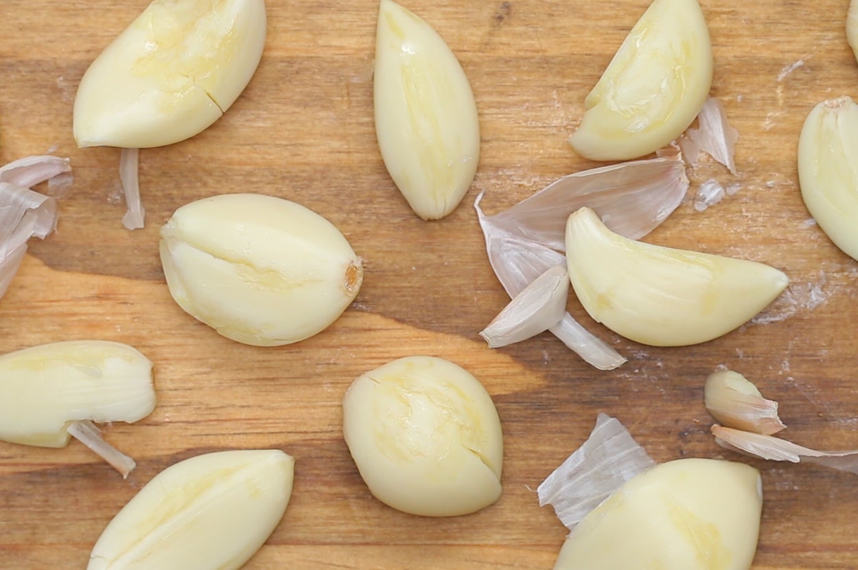 Voici comment vraiment peler de l'ail