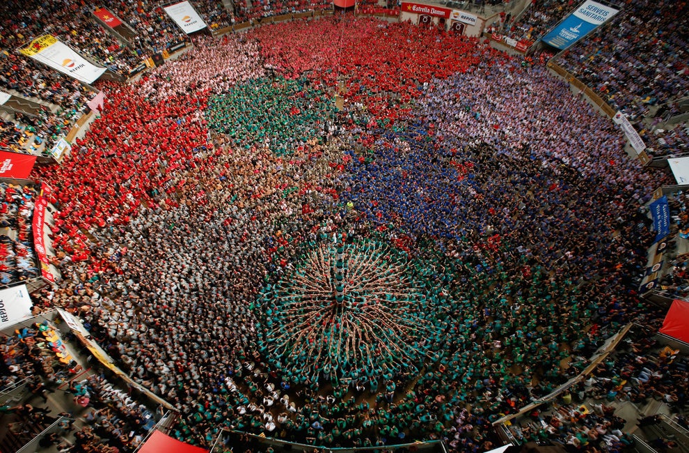 33 Photos Of Giant Human Towers That Give Us The Best Squad Goals