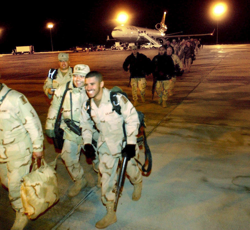 Here's 19 Heartwarming Photos Of US Troops Returning Home