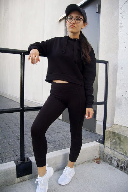 16 Looks que prueban que los leggings negros han dado su regreso triunfal