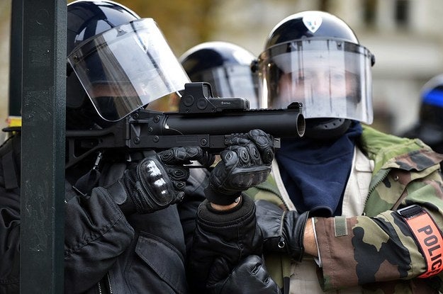 Flash-Ball en procès: prison avec sursis pour trois policiers