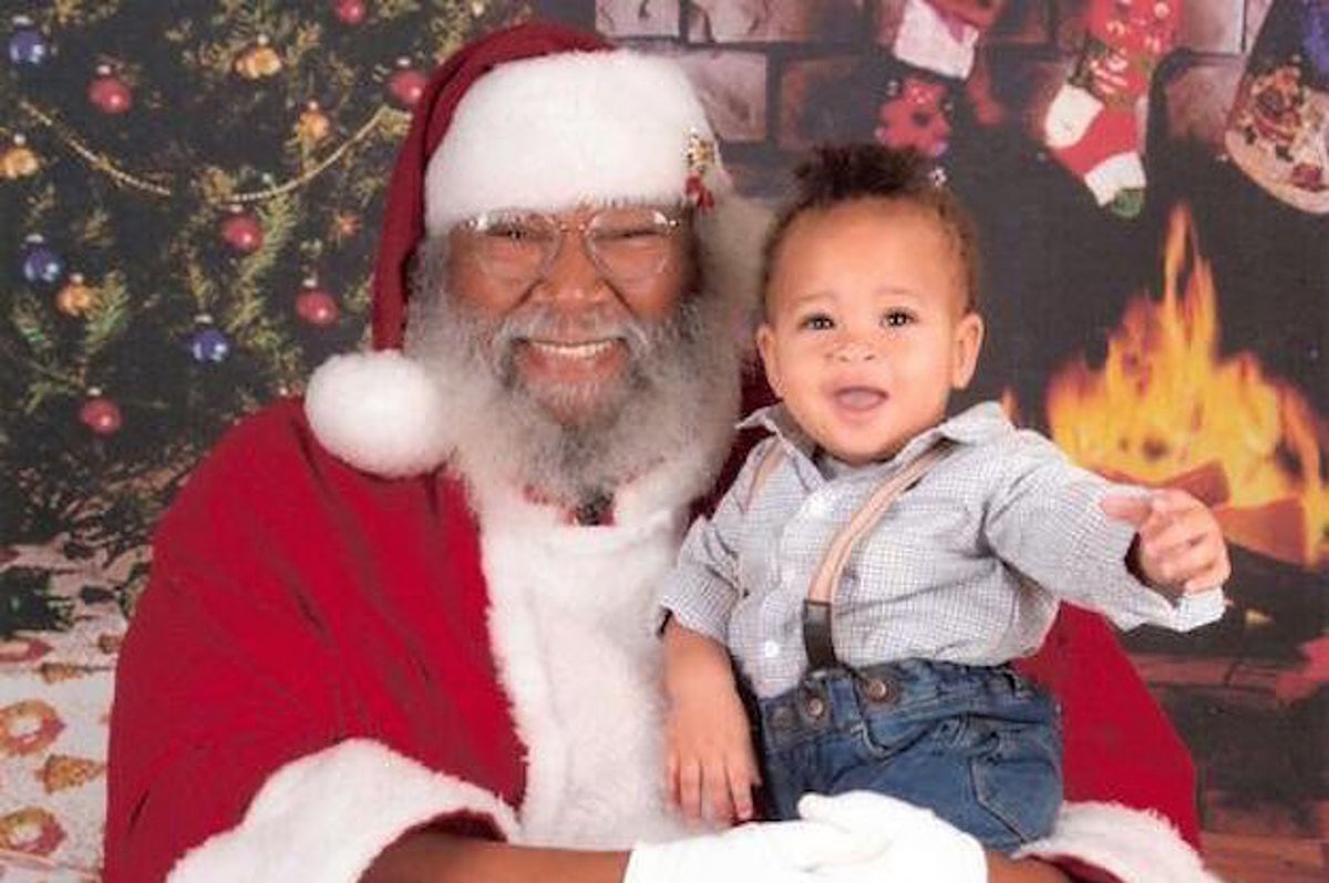 People Are Freaking Out Over This Santa Who Seems To Have Not Aged In ...