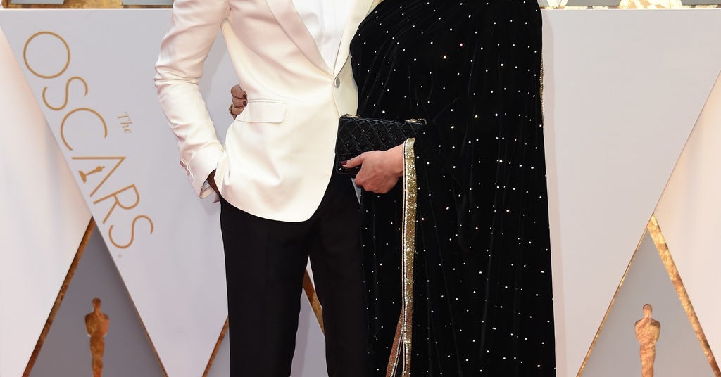 People Love That Dev Patel's Mom Wore A Sari To The Oscars