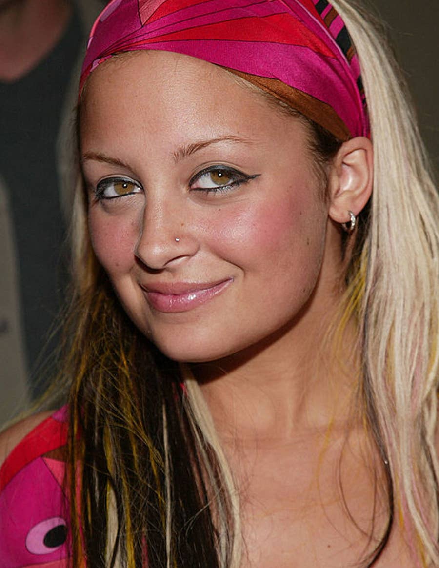 pencil thin eyebrows 2000s