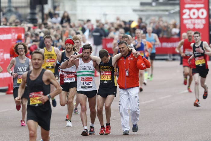 A London Marathon Runner Helped A Struggling Athlete Over The Finishing ...
