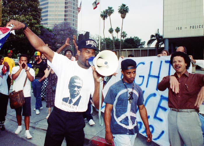 23 Disturbing Pictures From The 1992 Los Angeles Riots