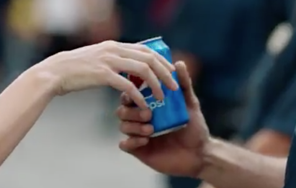 This Is Important: Kendall Jenner Has No Idea How To Hold A Soda Can