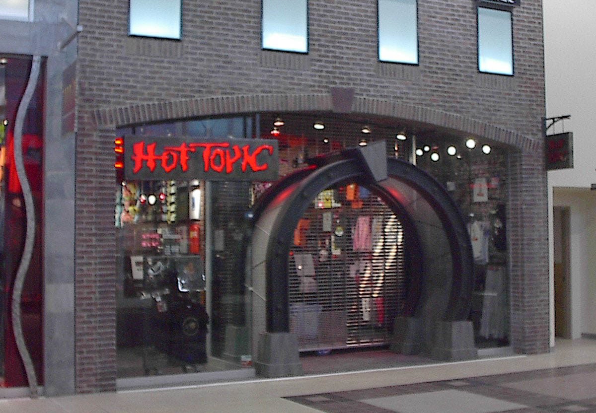 If You Shopped At Hot Topic In The '90s Or 2000s, These Photos Will ...