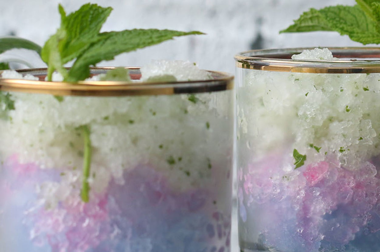 Impress Your Friends With This Color-Changing Frozen Mojito