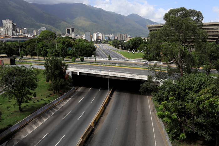 19 Poderosas imágenes de las calles de Venezuela desoladas durante el ...