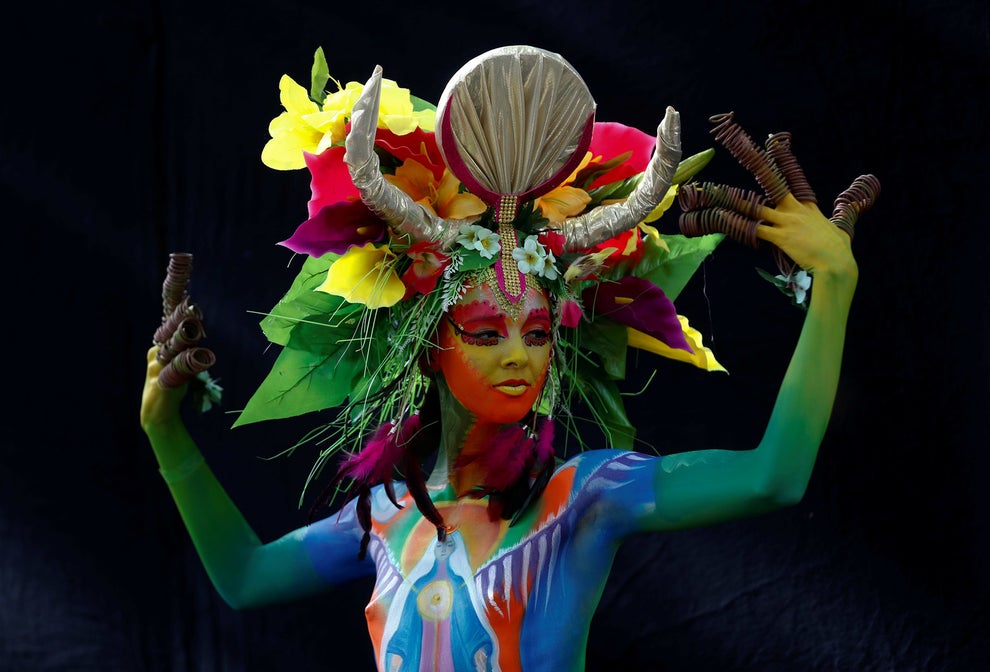 These Models Are Covered Head To Toe In Body Paint And Yowza It's ...
