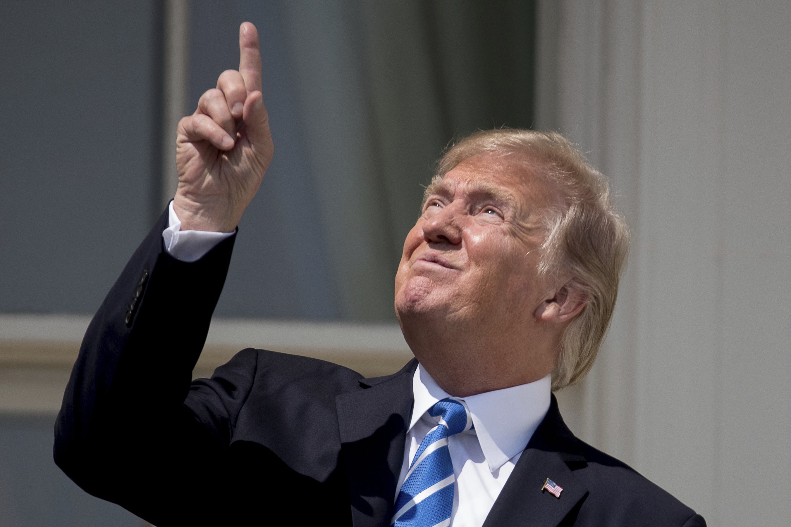 People Are Making Jokes After Donald Trump Stared Directly At The Sun ...