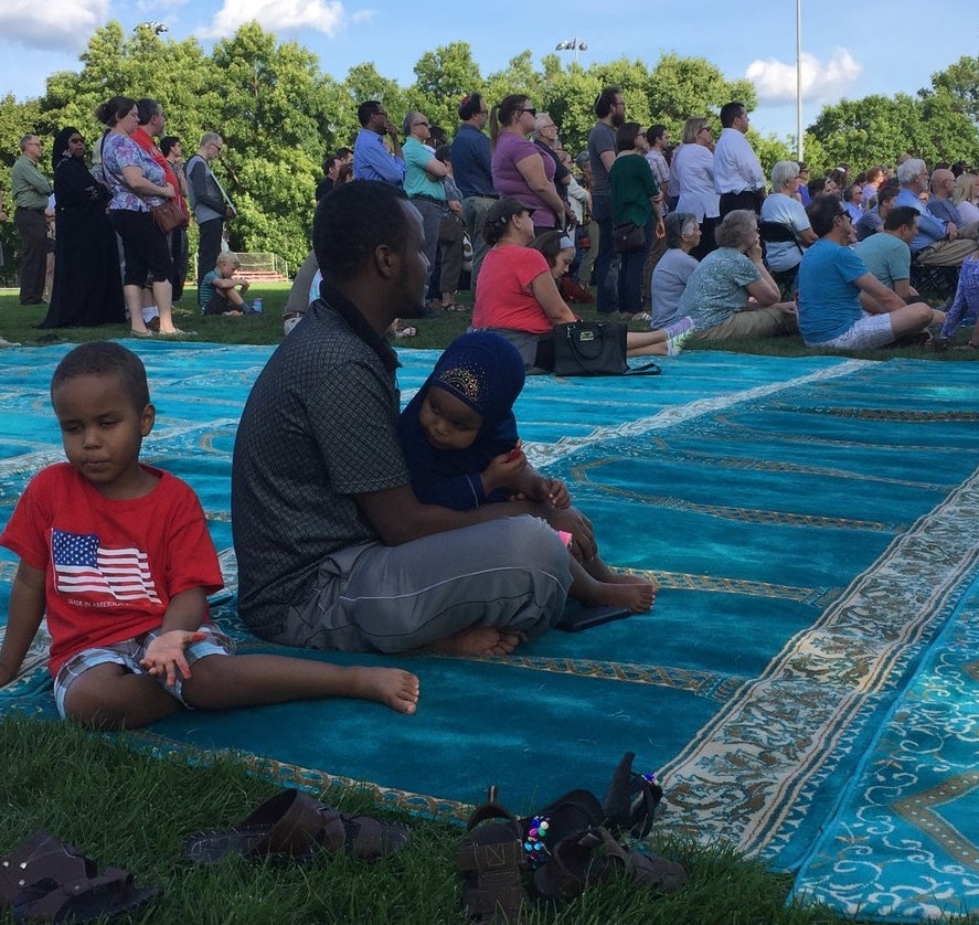 Hundreds Gather In Solidarity With Muslim Americans After Minnesota ...