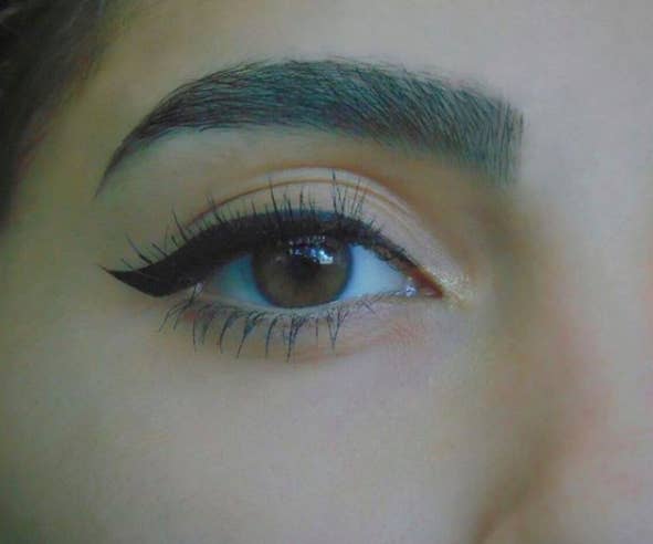 La gente se está delineando los ojos de forma inversa y es súper extraño