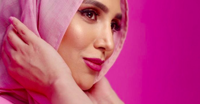 Amena Khan Is Making History By Becoming The First Hijab-Wearing Model ...