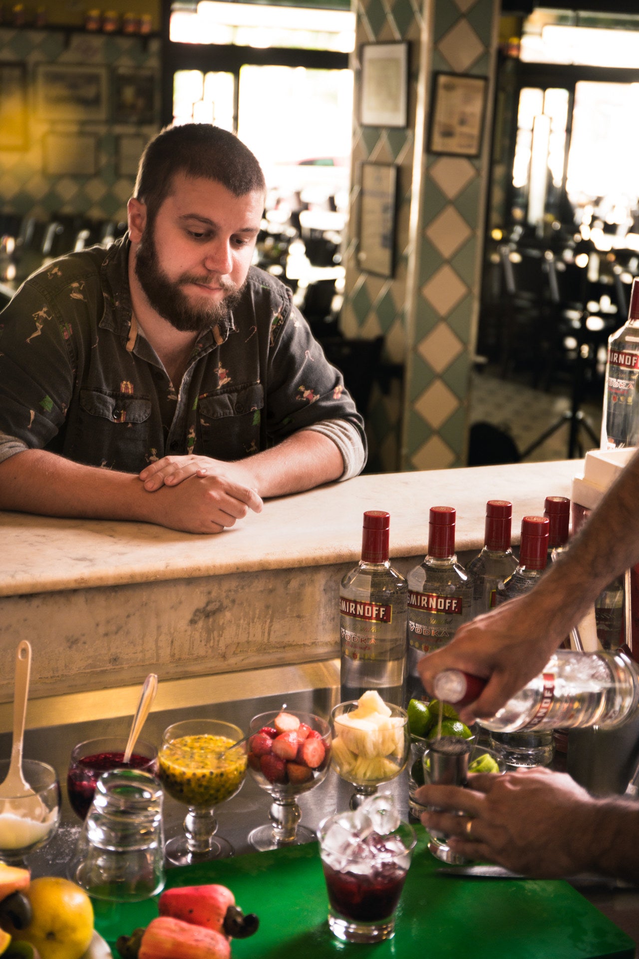 Passei o dia com um barman aprendendo a fazer uma das melhores ...