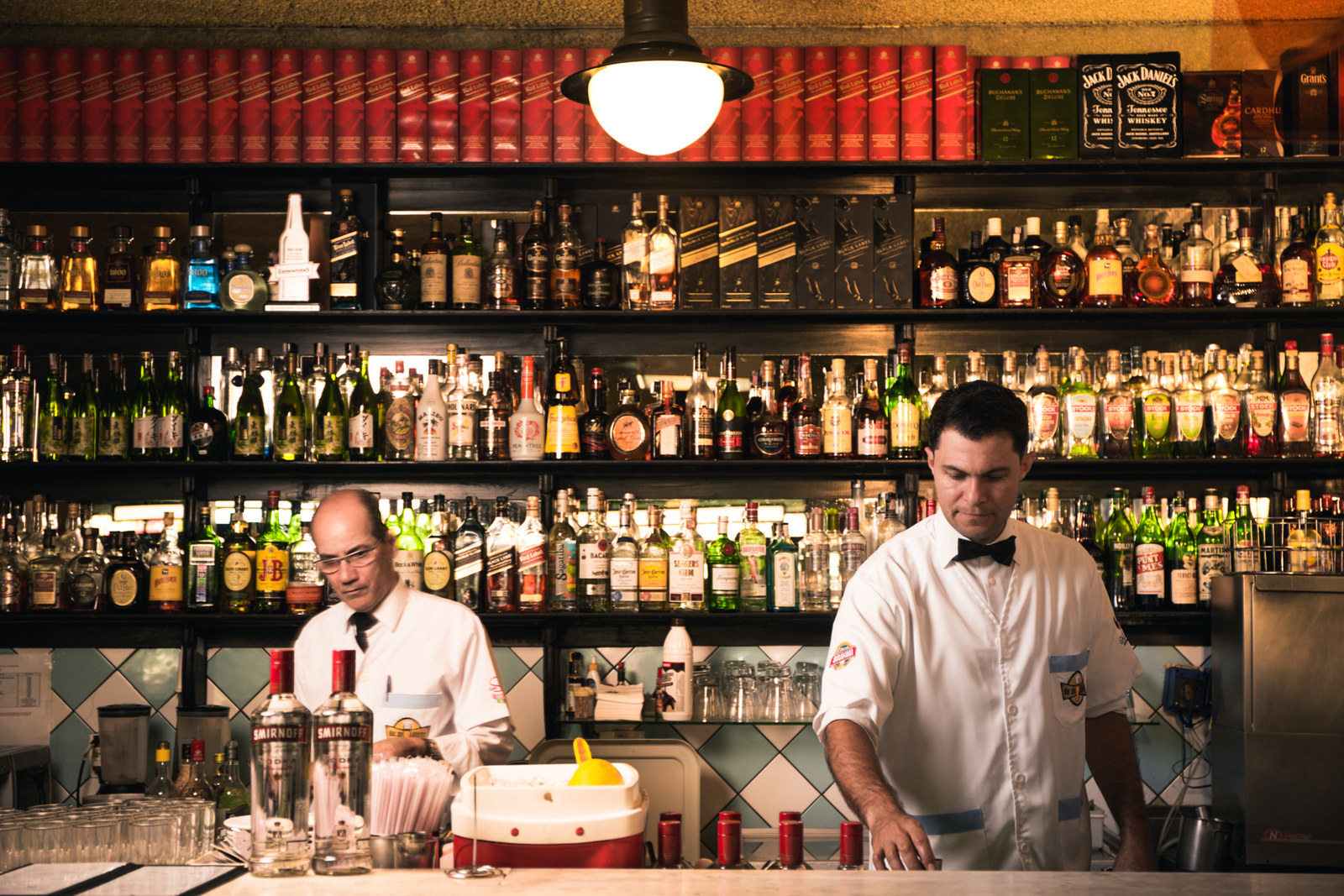 Passei o dia com um barman aprendendo a fazer uma das melhores ...